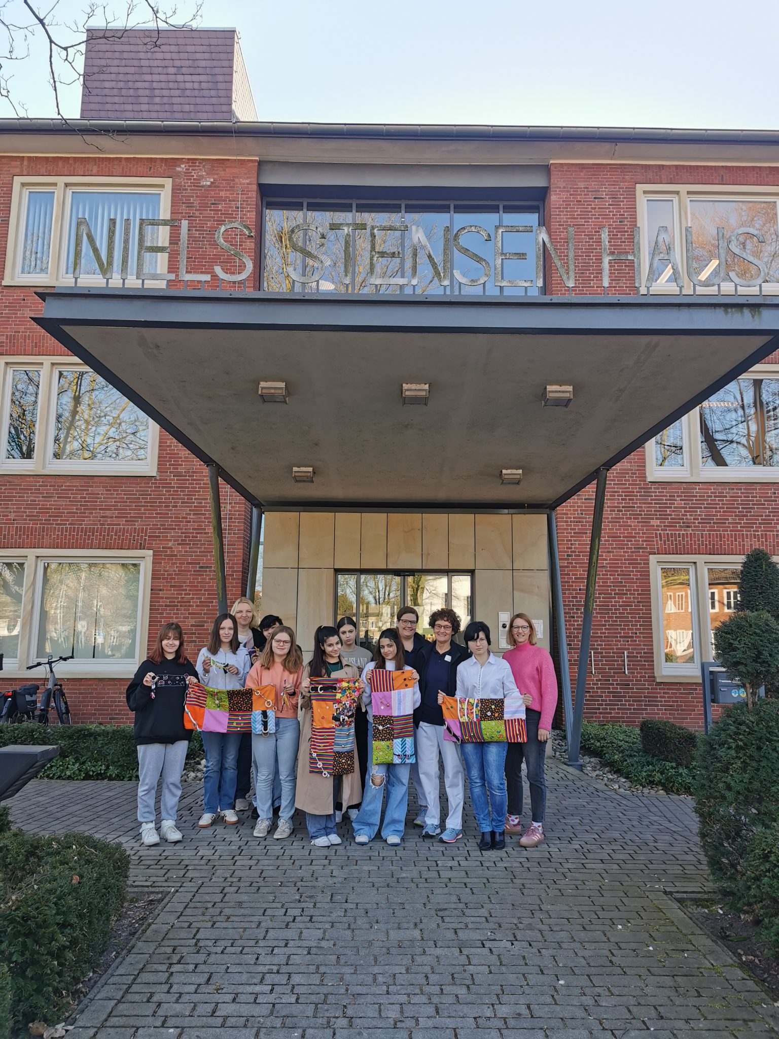 Übergabe von selbstgenähten Nesteldecken und -bändern ans Niels-Stensen ...